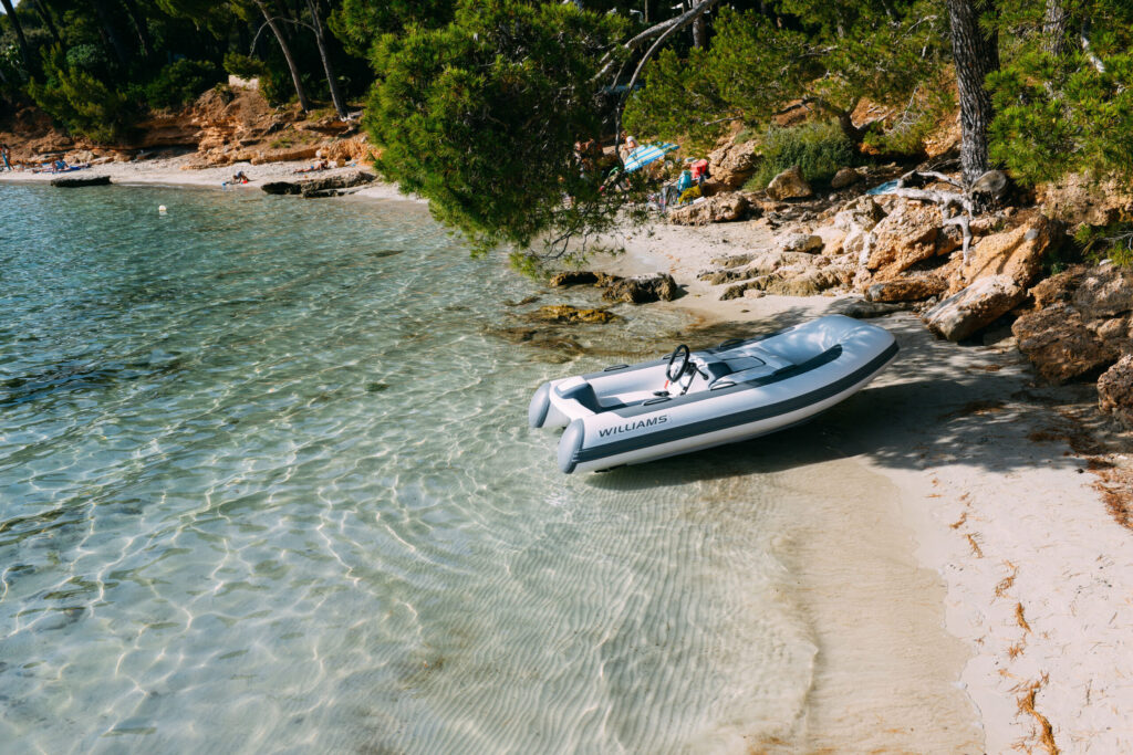 What size of tender can I have for my yacht? - Williams Jet Tenders